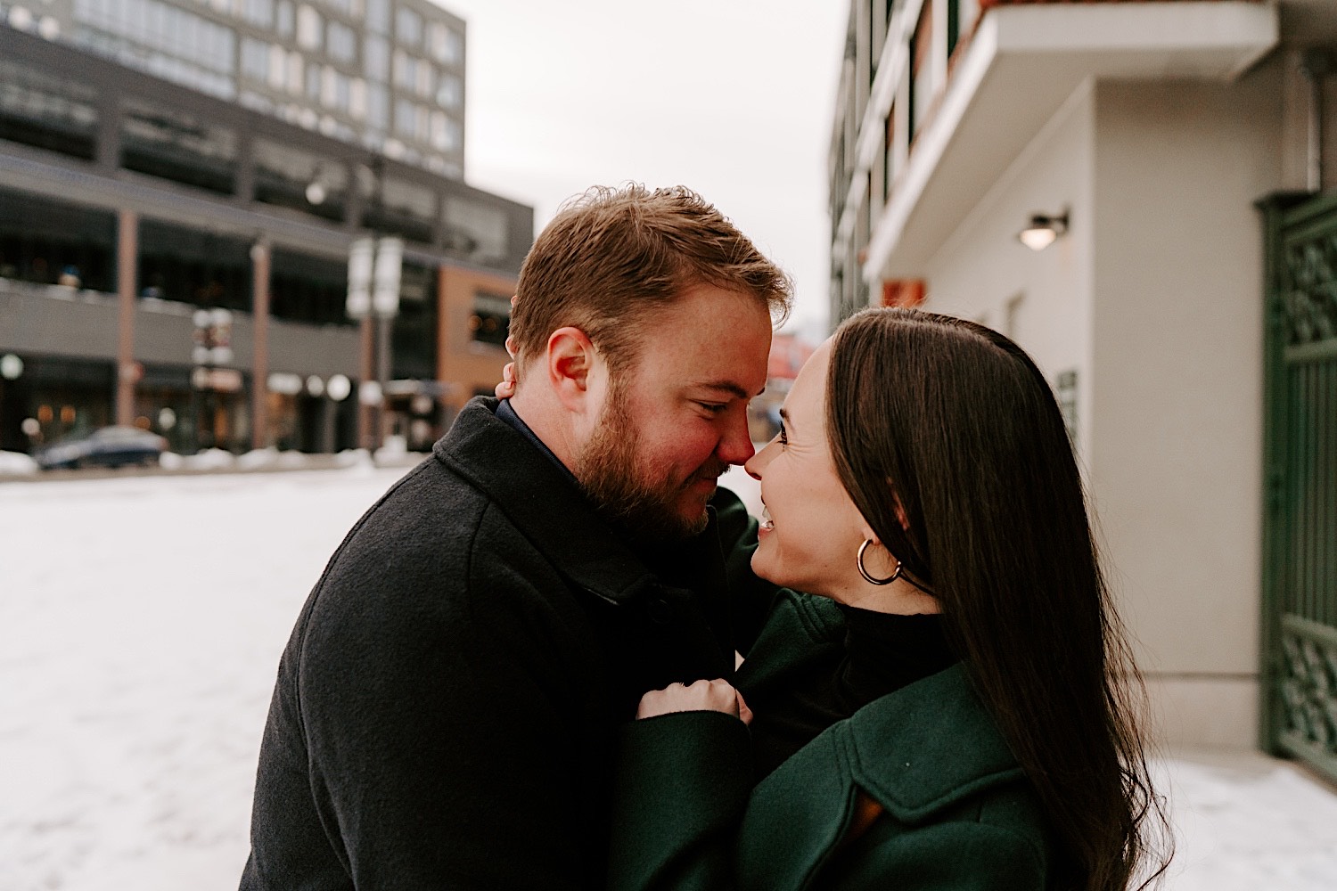 Wrigleyville Engagement Session | Corrie + Max - jnavisuals.com